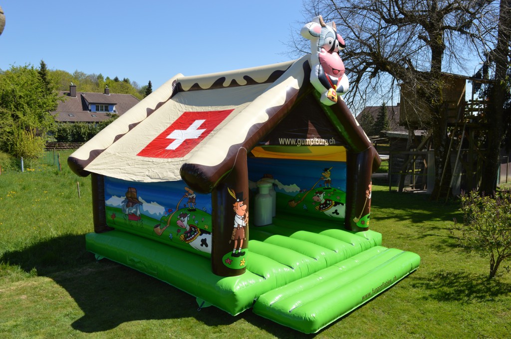 Château gonflable Swiss Chalet à louer. We love Switzerland.